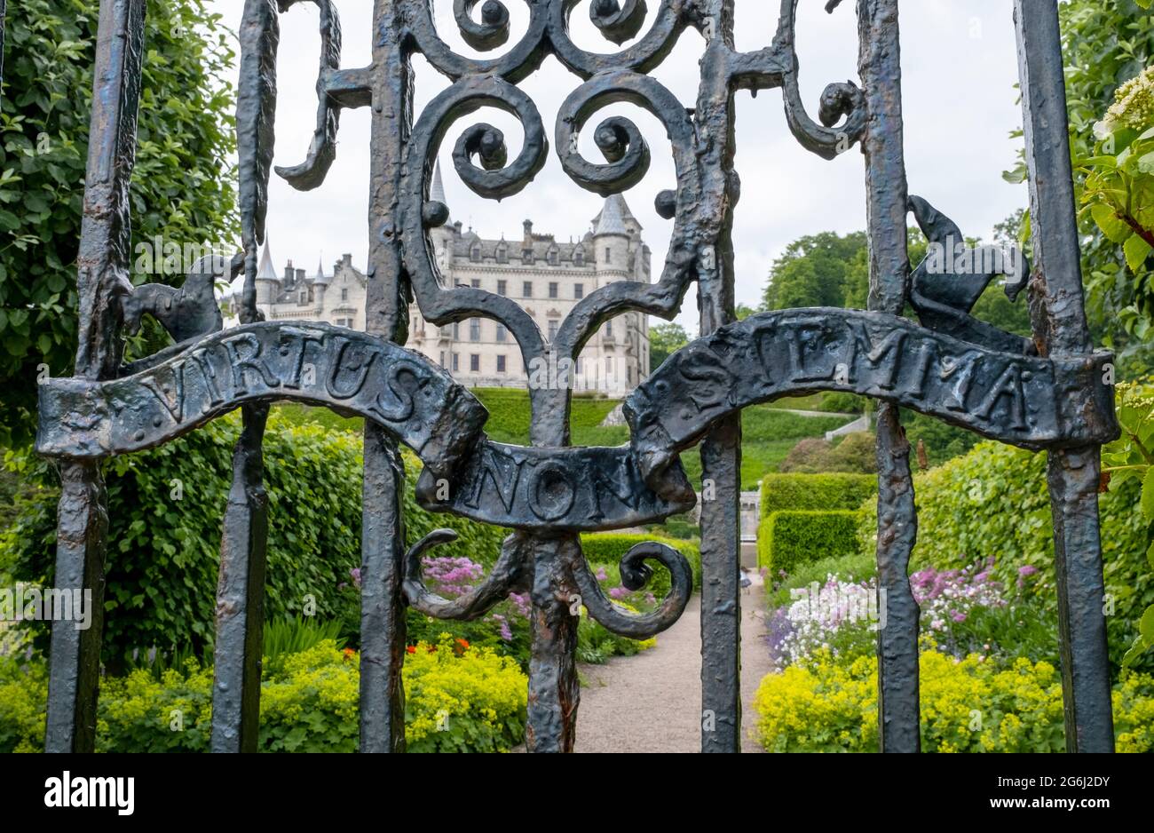 Blick auf 'Virtus non stemma' durch das Eingangstor von Dunrobin Castle ...