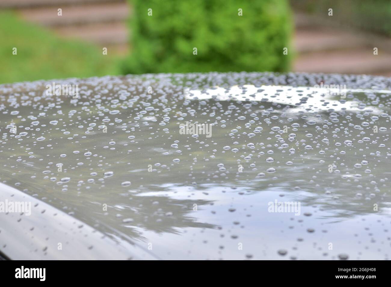 Regen auf autodach -Fotos und -Bildmaterial in hoher Auflösung – Alamy