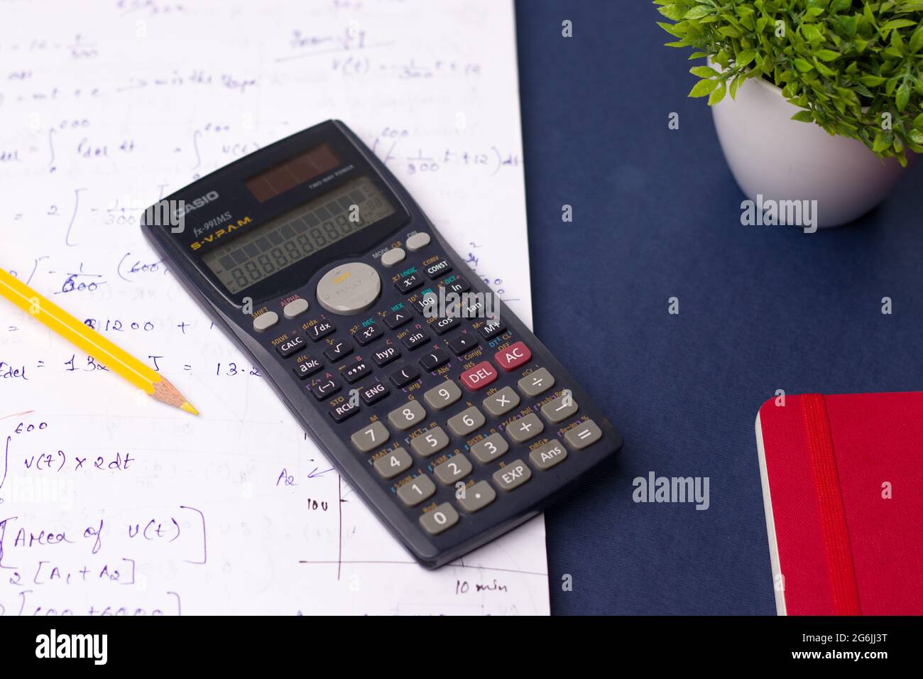 Wissenschaftlicher Rechner auf einem weißen Hintergrundbild ...