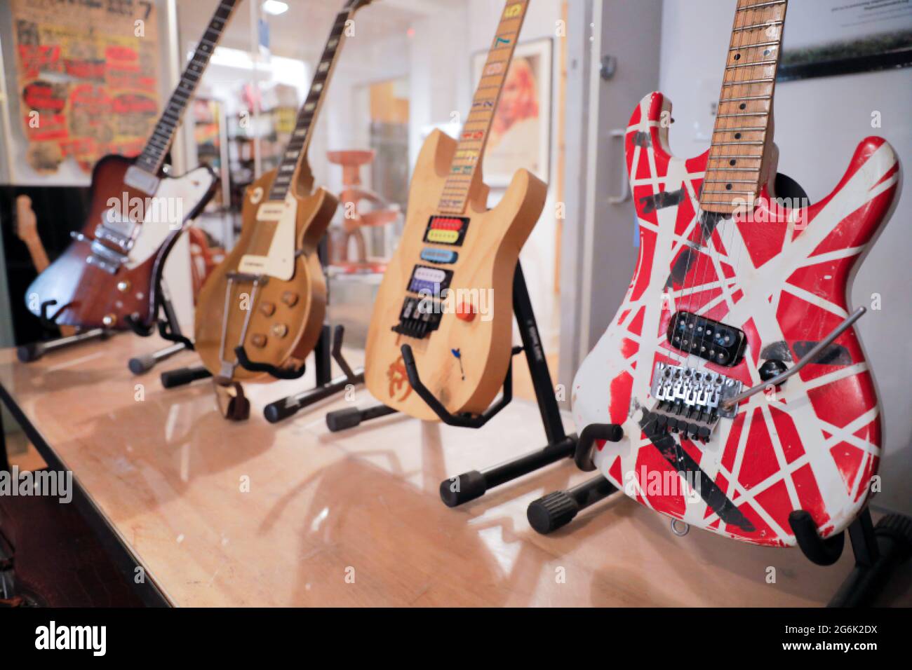 (L-R) EINE Gibson Firebird Gitarre, die Allen Collins von Lynyrd ...