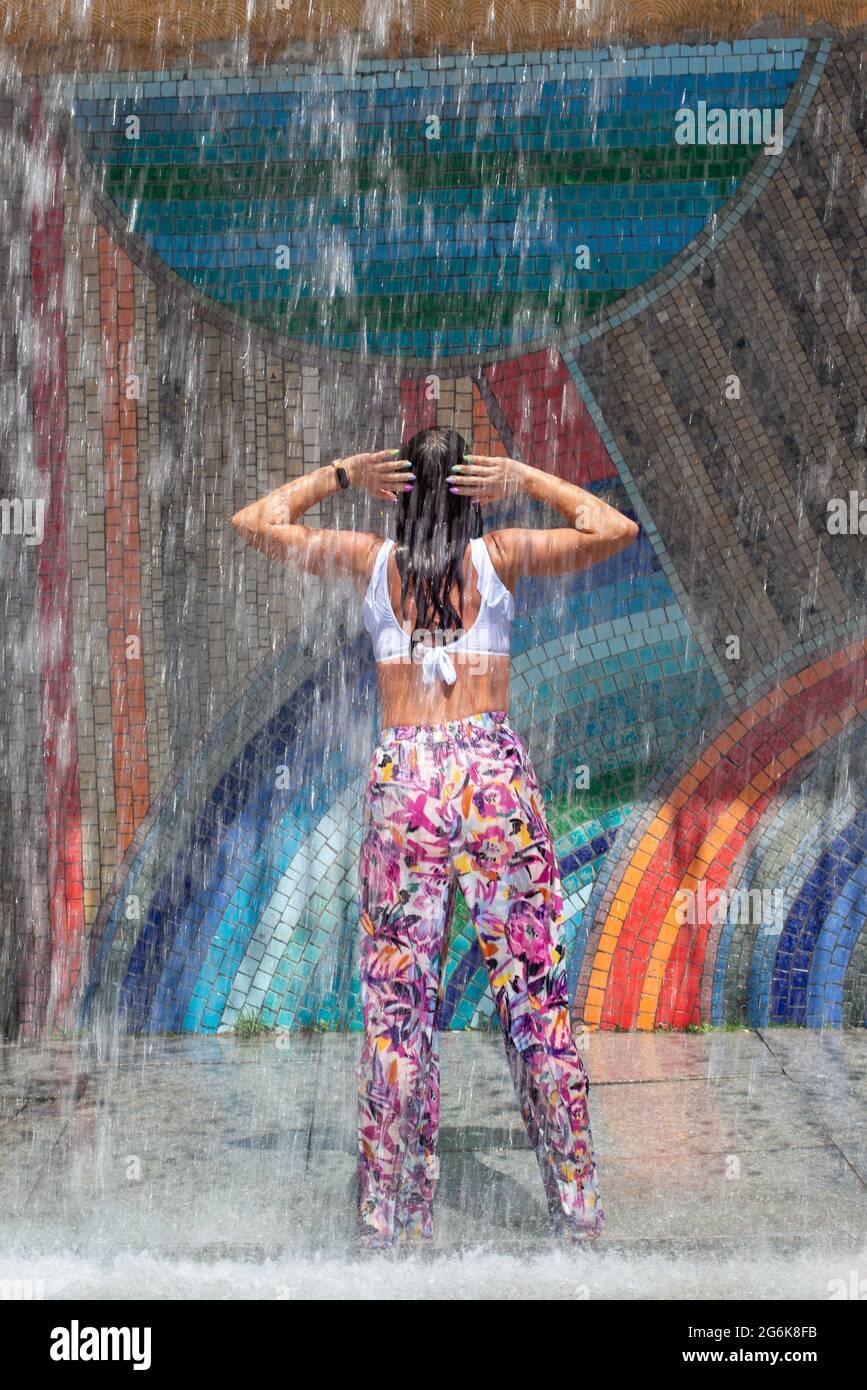Das Mädchen Unter Dem Brunnen Wird Im Sommer Nass Stockfotografie Alamy 8127