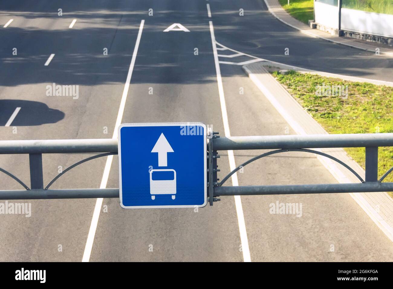 Spezielle Fahrspur für Bus, öffentliche Verkehrsmittel. Autobahn- und ...