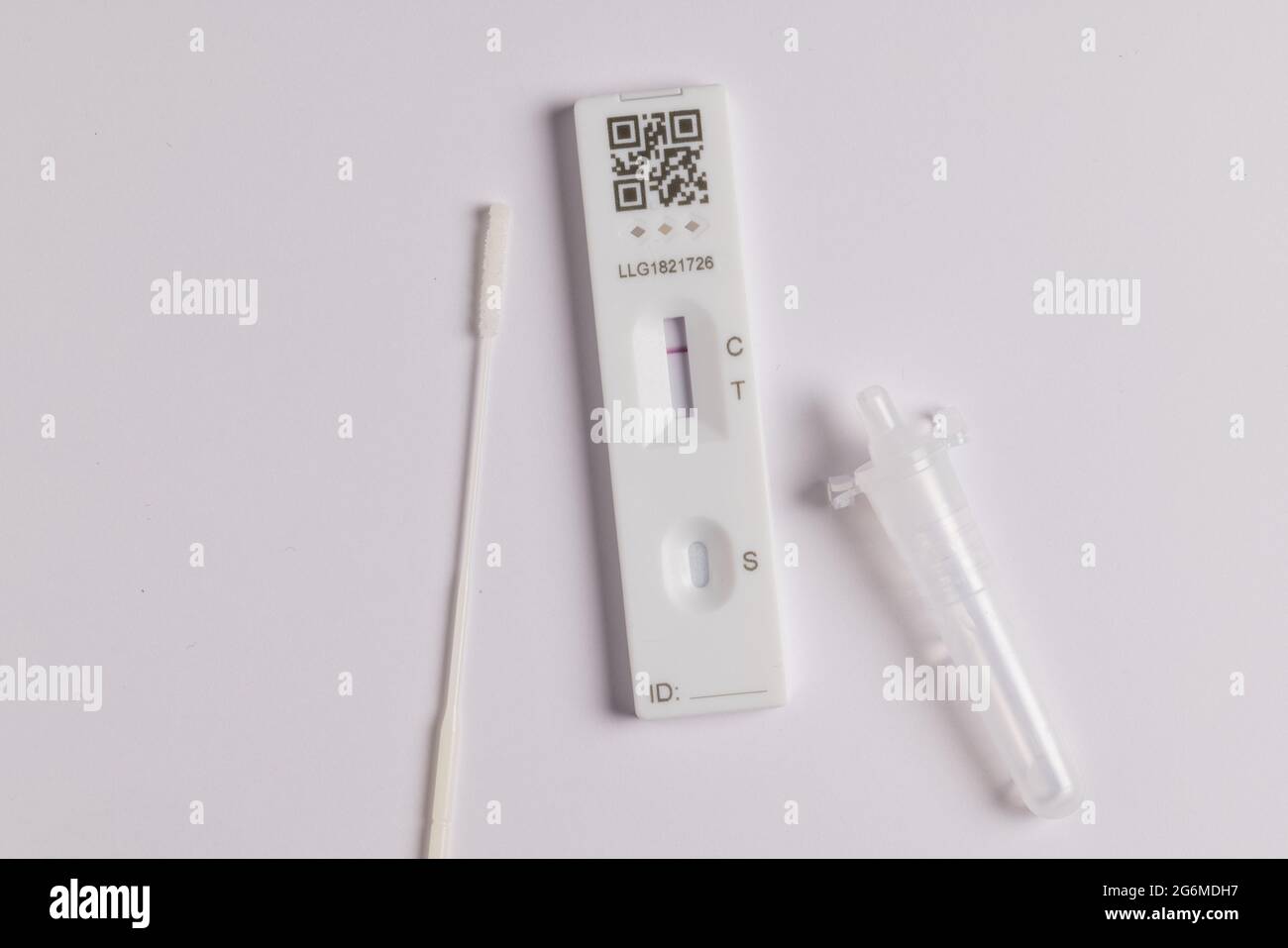 Coronavirus Covid-19 Lateral-Flow-Selbsttest-Kit auf weißem Hintergrund ...