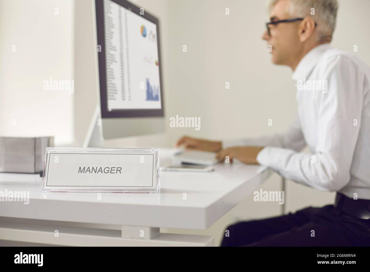 Sitzt an ihrem computer -Fotos und -Bildmaterial in hoher Auflösung – Alamy