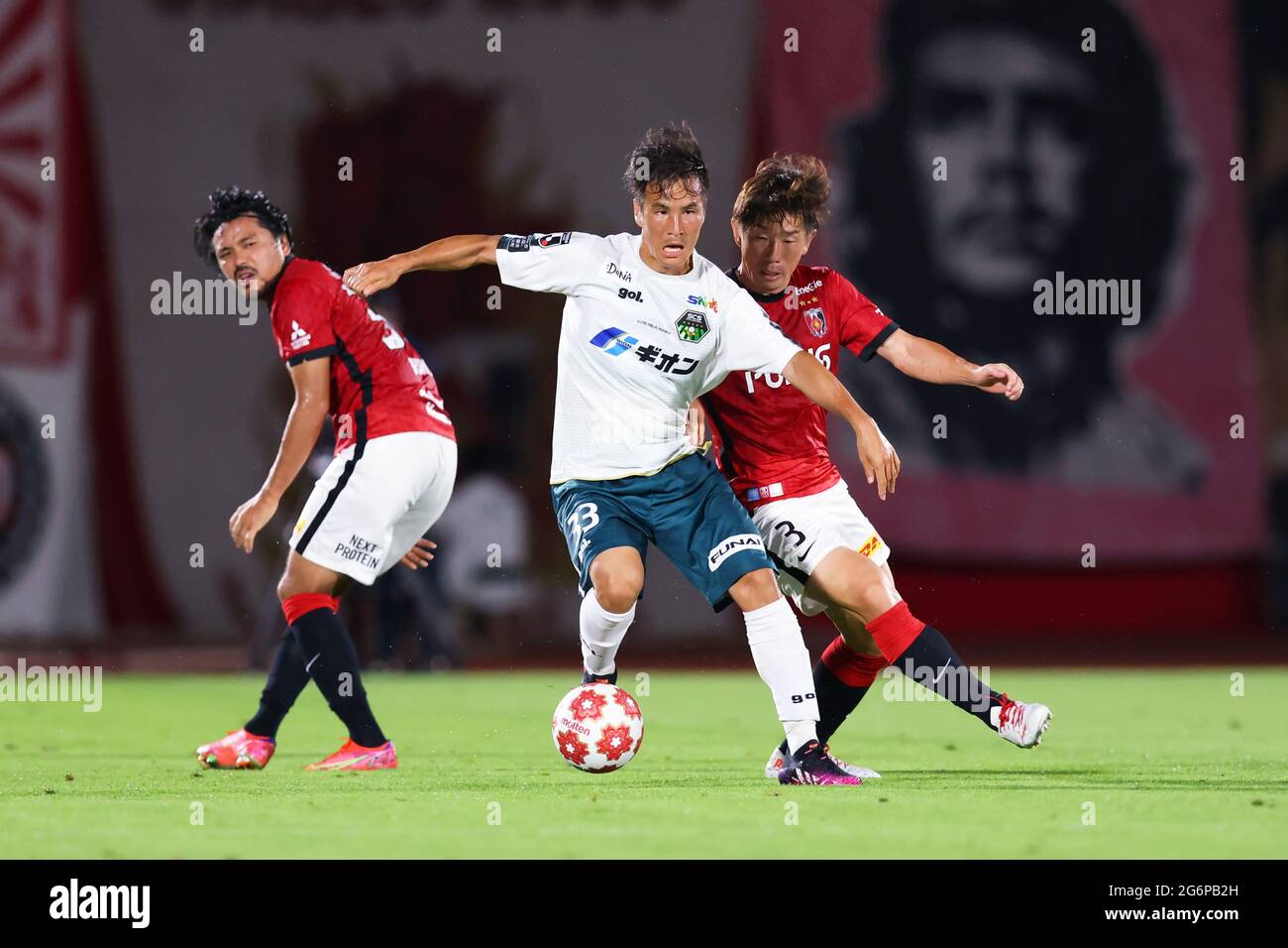 Urawa Komaba Stadion, Saitama Japan. Juli 2021. (L bis R) Shinzo Koroki (Reds), Takahide ...