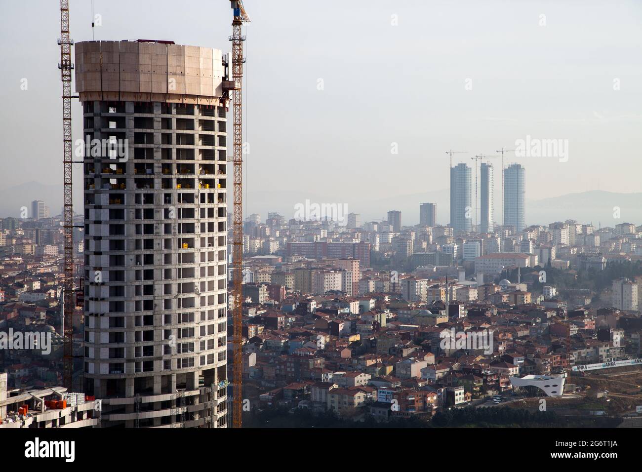 Kadikoy,Istanbul - 02-25-2013:Bau eines Wolkenkratzers in Istanbul ...
