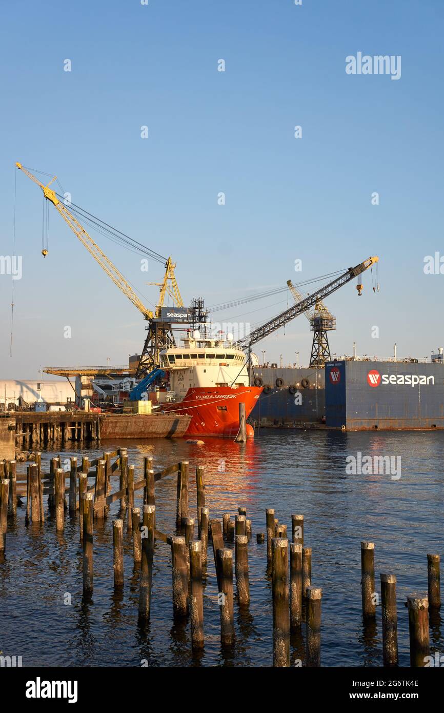 Das Offshore-Versorgungsschiff Atlantic Condor und der Schlepper ...