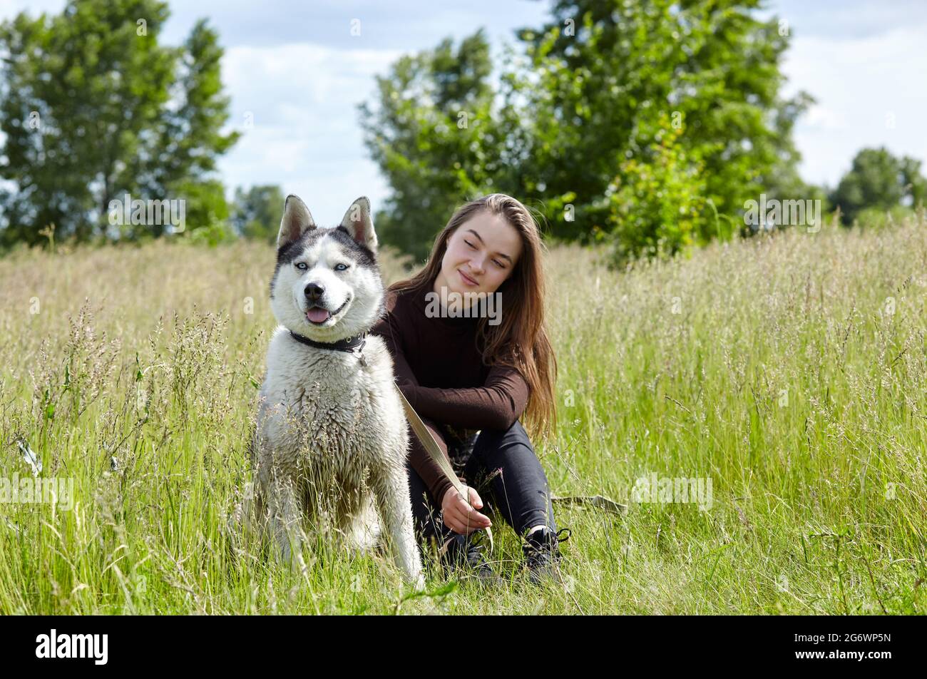 Obedient woman -Fotos und -Bildmaterial in hoher Auflösung – Alamy