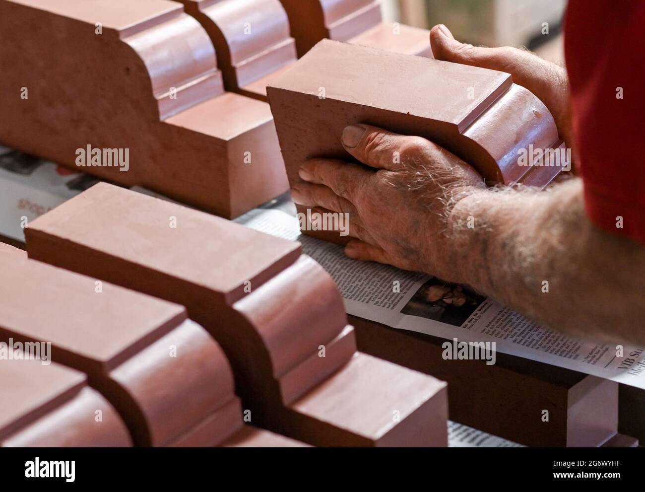 08. Juli 2021, Brandenburg, Werder (Havel): Der Handmaler Andreas ...