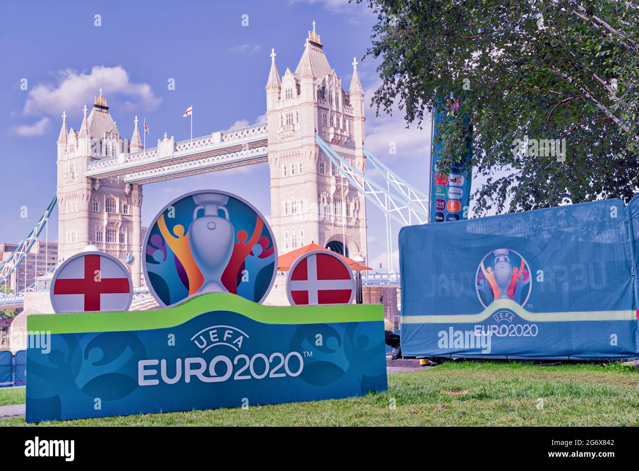 Euro 2020 Logo zeigt im Töpfer Field Park, London Tower Bridge, England ...