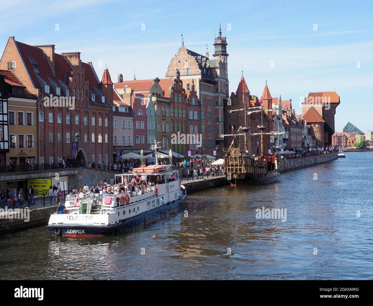 Danzig Stadtzentrum mit farbenfroher Architektur und Straßen voller ...