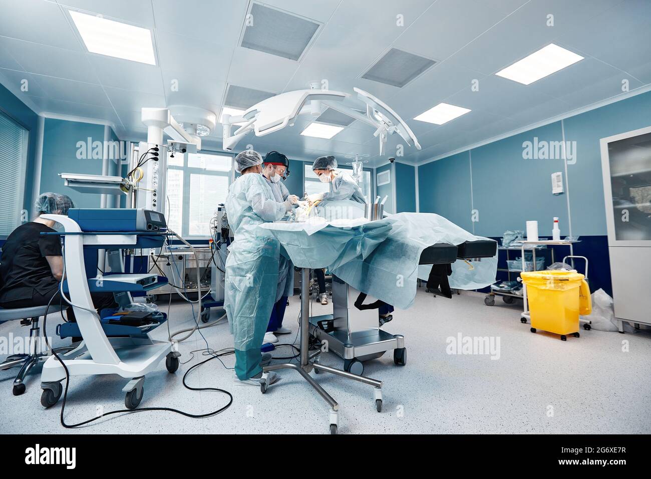 Ein Team von Frauen und Männern Chirurgen tun komplexe Herzchirurgie ...