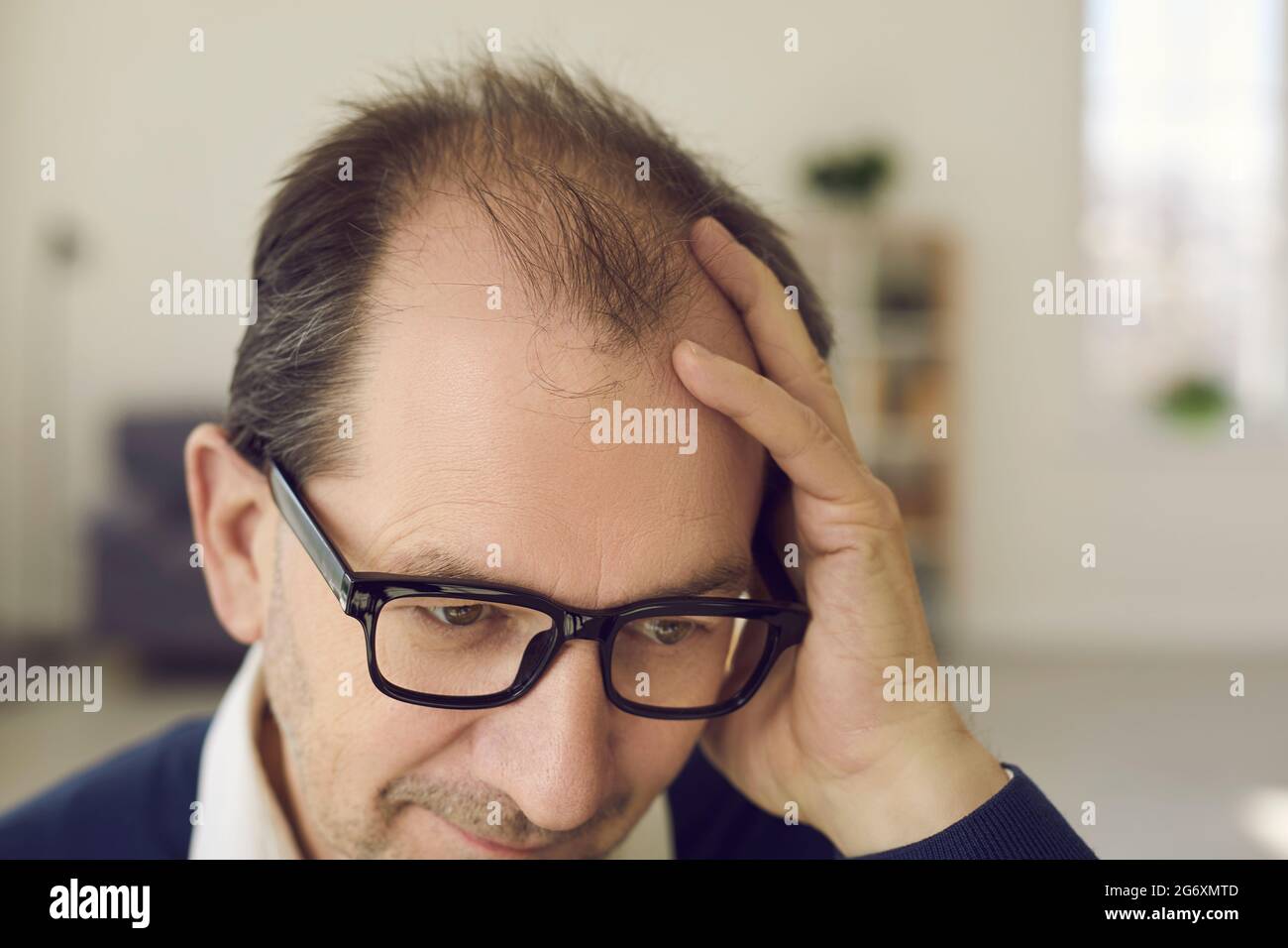 Kopf und hand -Fotos und -Bildmaterial in hoher Auflösung – Alamy