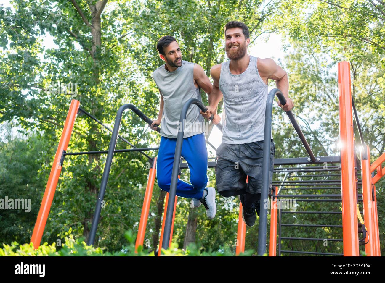 Blick aus der Tiefe auf zwei hübsche junge Männer, die sich ...