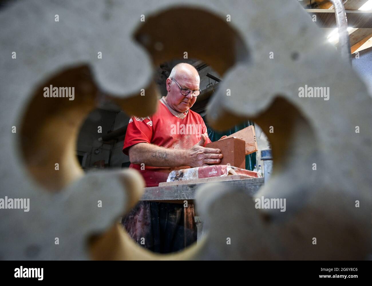 08. Juli 2021, Brandenburg, Werder (Havel): Der Handmaler Andreas ...