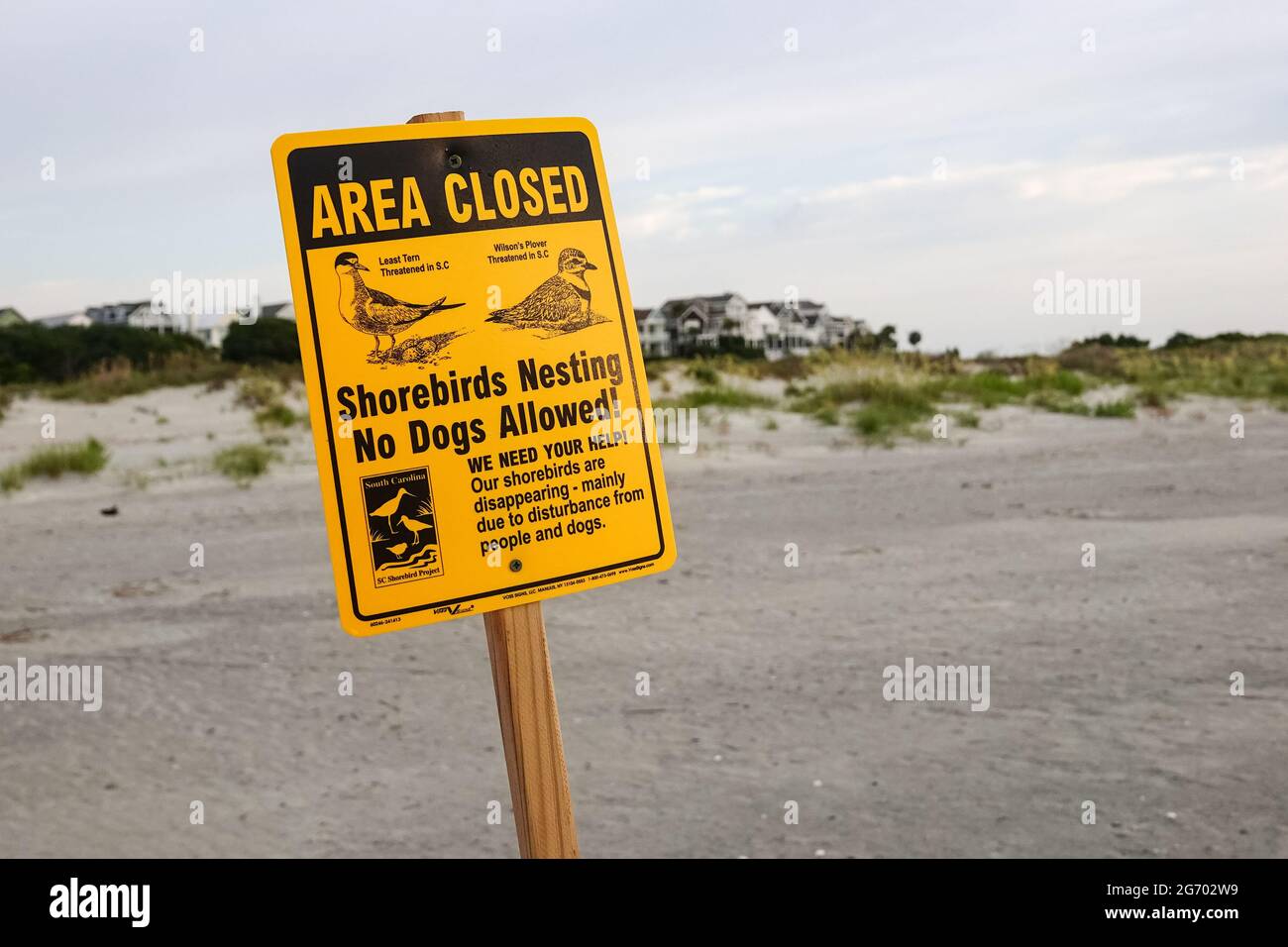 Ein Schild warnt die Strandgänger davor, das Nistgebiet des bedrohten ... Ein Schild warnt die Strandgänger davor, das Nistgebiet des bedrohten ...