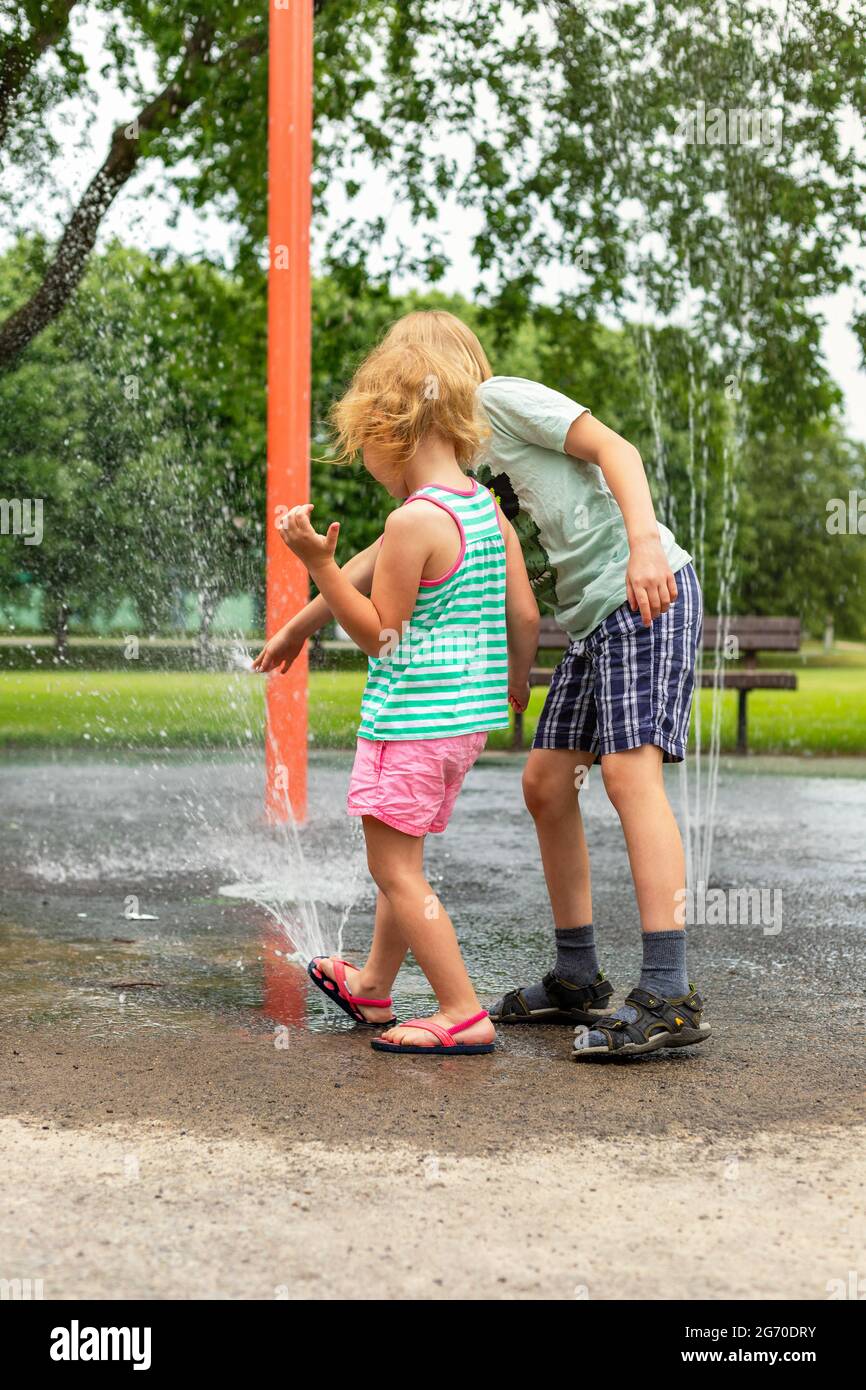 Wassser spritzen kids -Fotos und -Bildmaterial in hoher Auflösung – Alamy