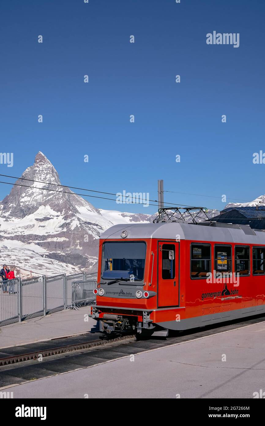 Gornergrat Bahn die Matterhorn Bahn ikonischer Roter Zug - Zermatt ...
