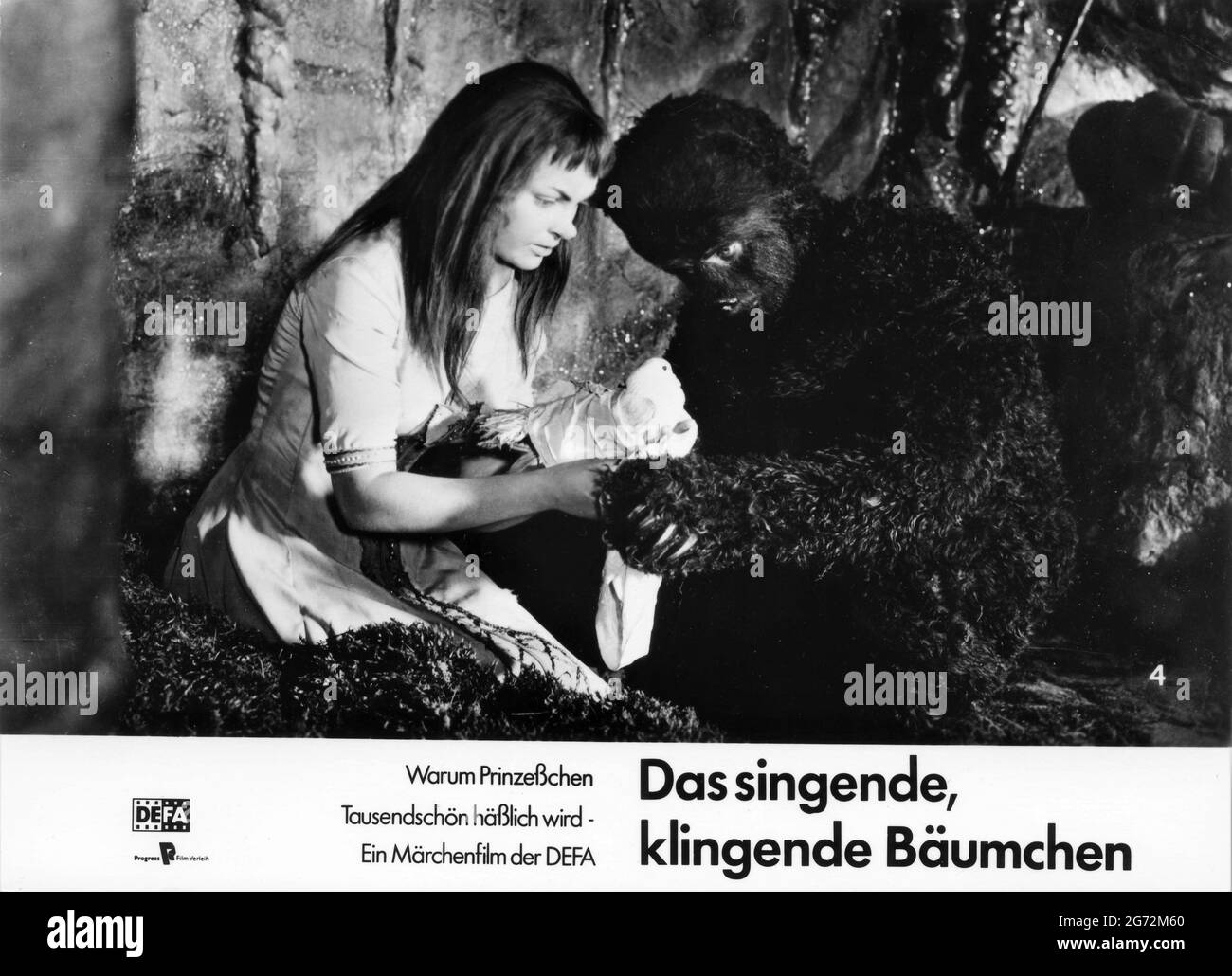 CHRISTEL BODENSTEIN als Prinzessin und ECKART DUX als Bär / Prinz in ...