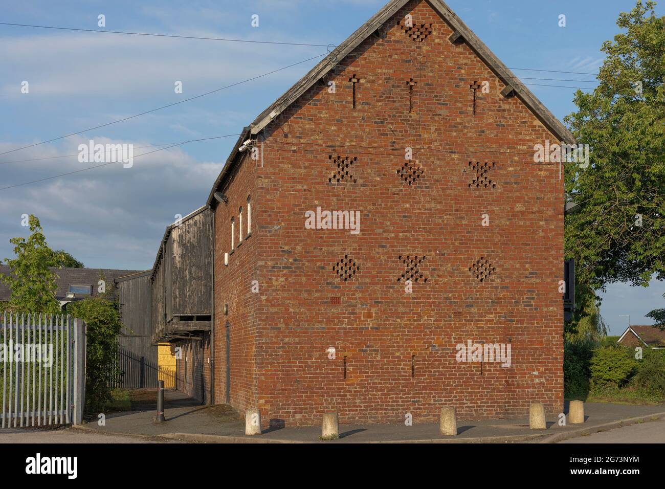 Verlassene rote scheune -Fotos und -Bildmaterial in hoher Auflösung – Alamy