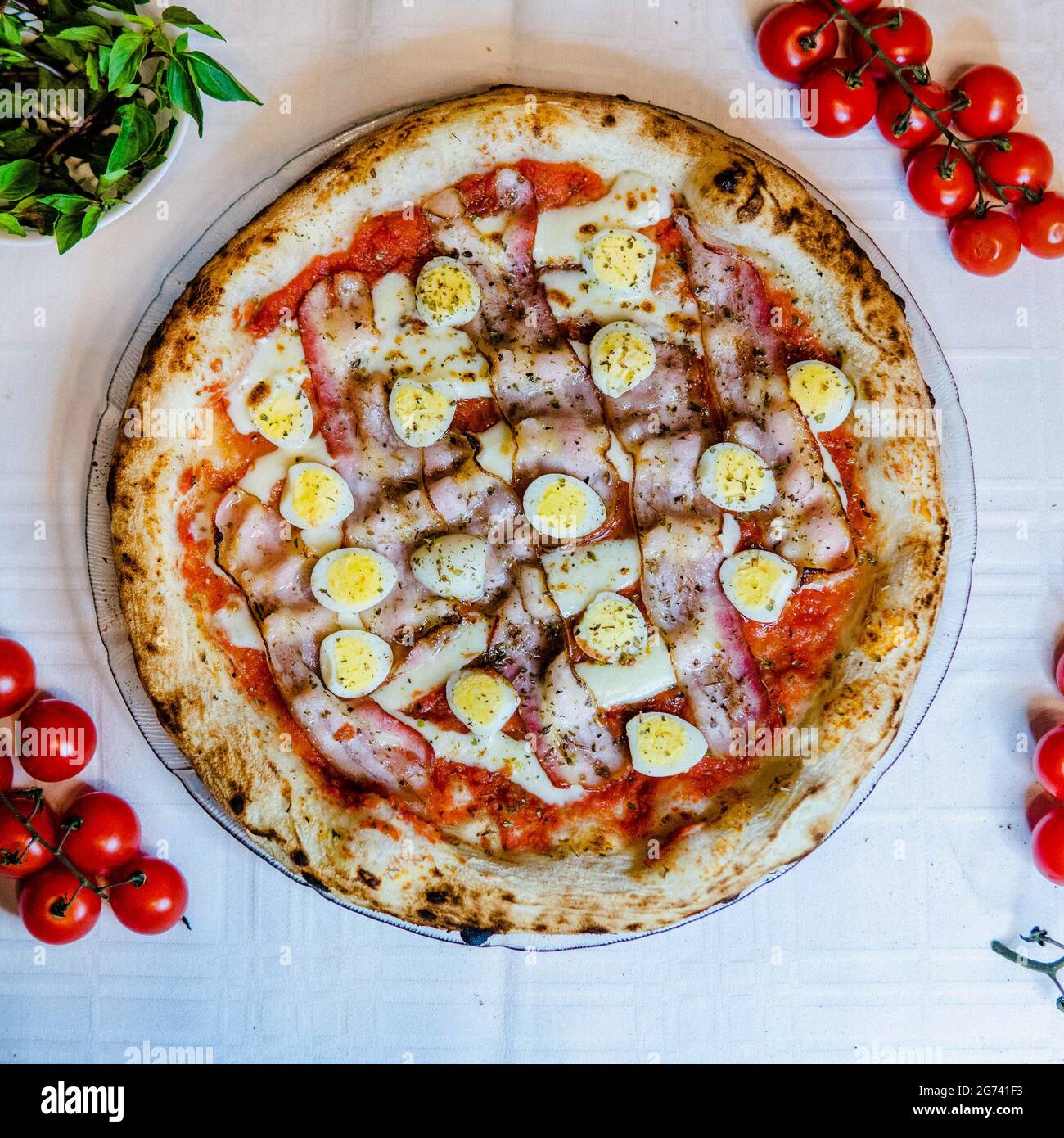 Ein Blick von oben auf eine leckere Carbonara-Pizza mit Schinken und ...