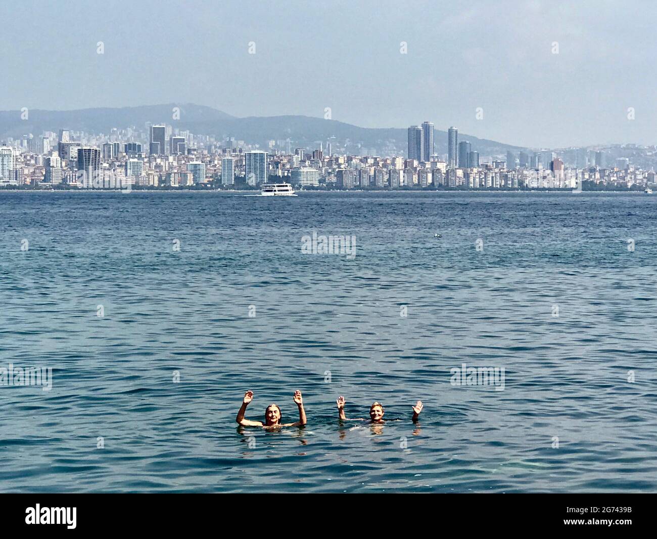 Menschen schwimmen im meer -Fotos und -Bildmaterial in hoher Auflösung ...