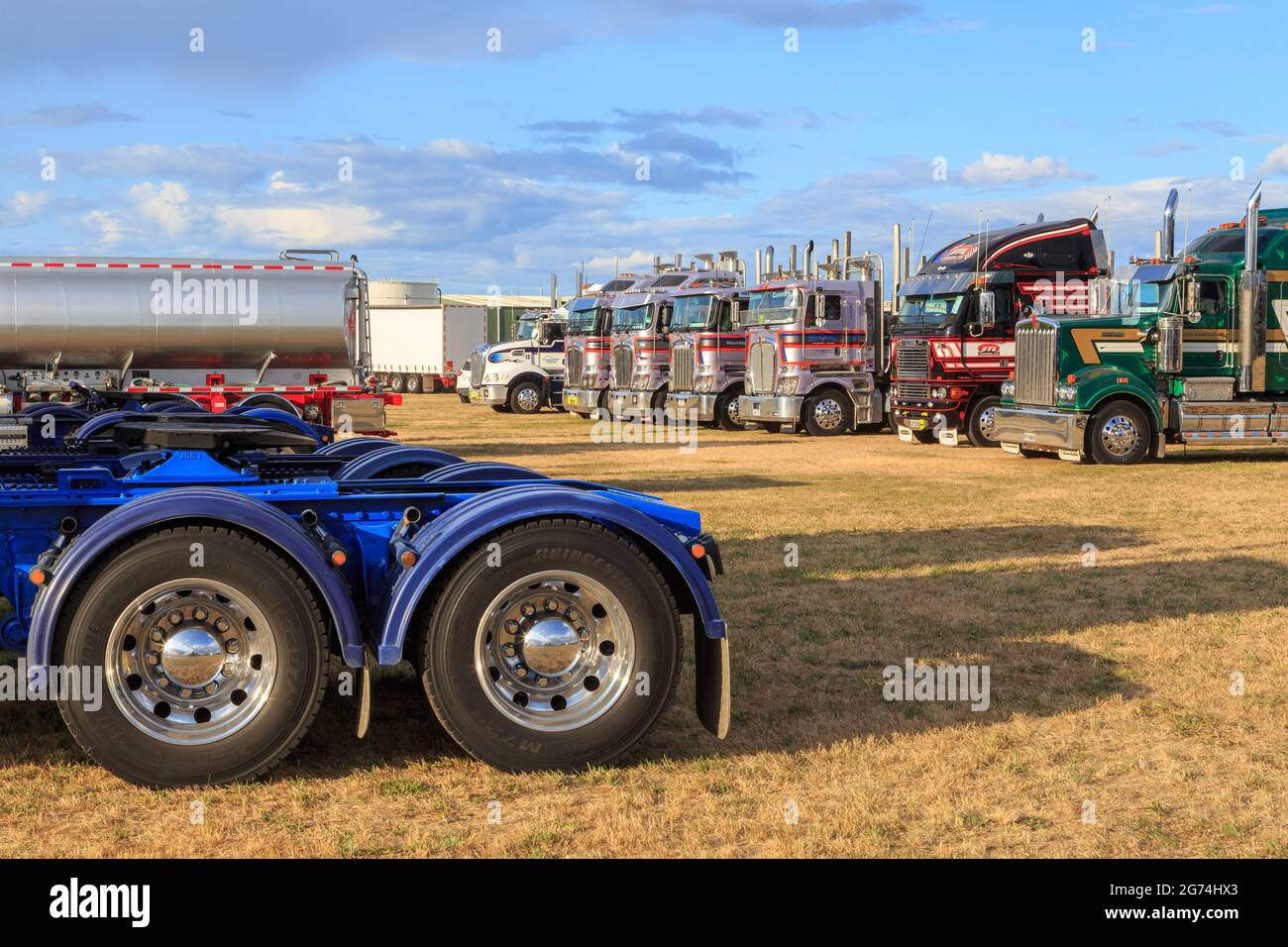 Große Rigs verschiedener Marken und Modelle parkten in Reihen auf einer ...