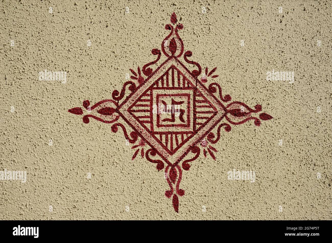 Mumbai Rote Farbe swatika [savstika] auf Wand gemalt, was „Glück“ oder ...