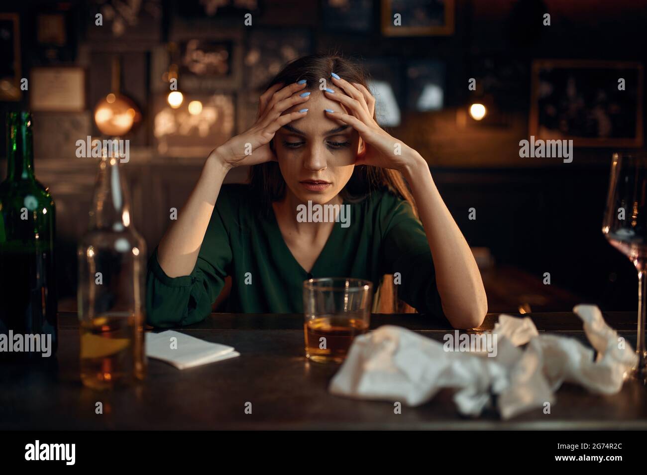 Betrunken schlafen theke -Fotos und -Bildmaterial in hoher Auflösung ...