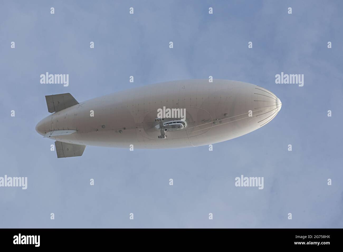Zeppelin am himmel -Fotos und -Bildmaterial in hoher Auflösung – Alamy