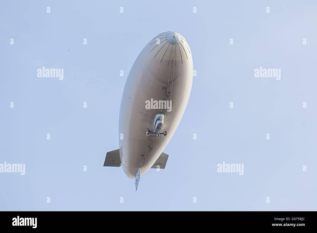 Zeppelin am himmel -Fotos und -Bildmaterial in hoher Auflösung – Alamy