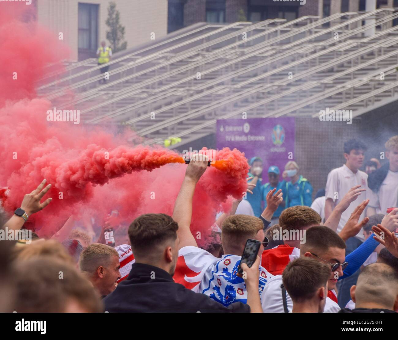 Fußballfans england stadion feuerwerk -Fotos und -Bildmaterial in hoher ...