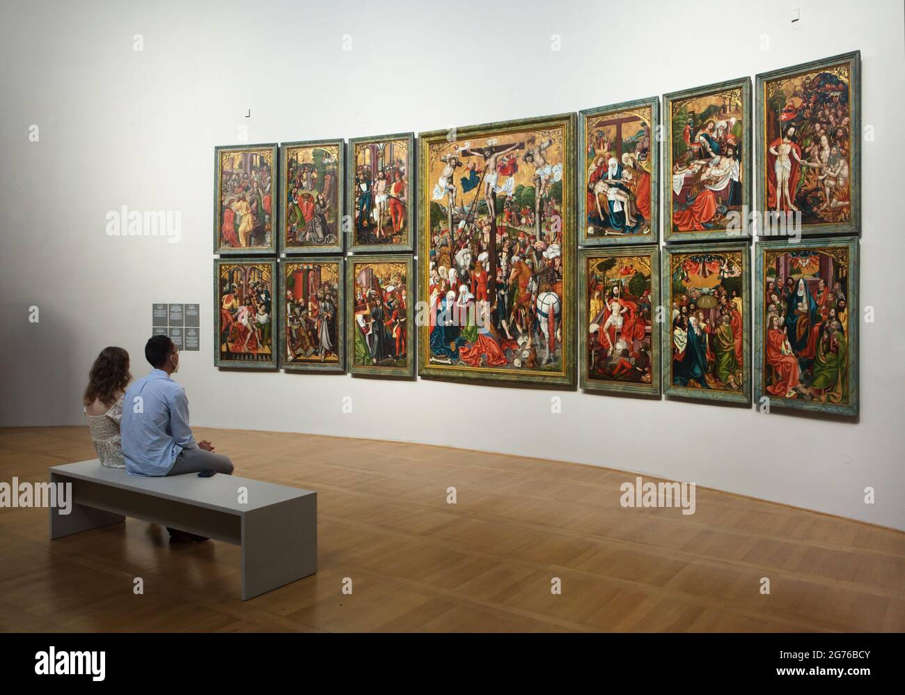 Besucher vor dem Göttinger Passionsaltar des deutschen spätgotischen ...