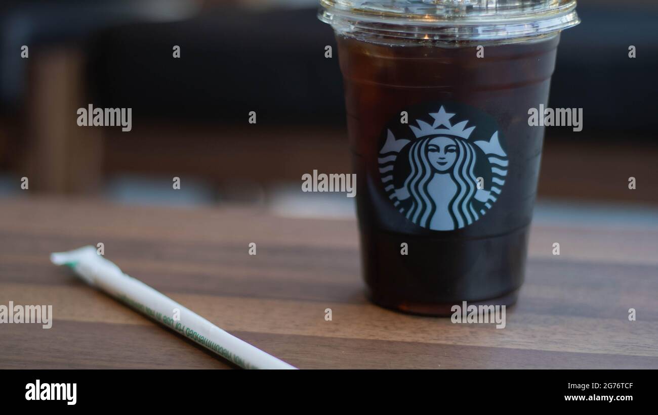 Kalter Brühkaffee mit Starbucks-Logo darauf, isolierter kalter ...