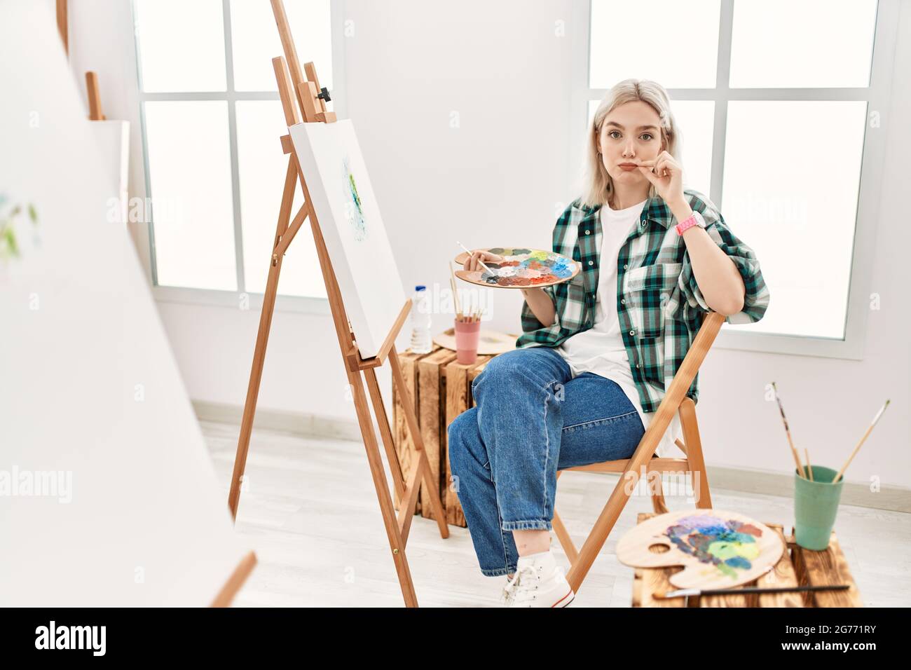 Junge Künstlerin Frau Malerei auf Leinwand im Kunststudio Mund und ...