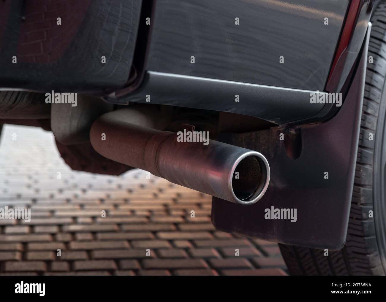 Auto auspuff suv abgas umwelt -Fotos und -Bildmaterial in hoher ...