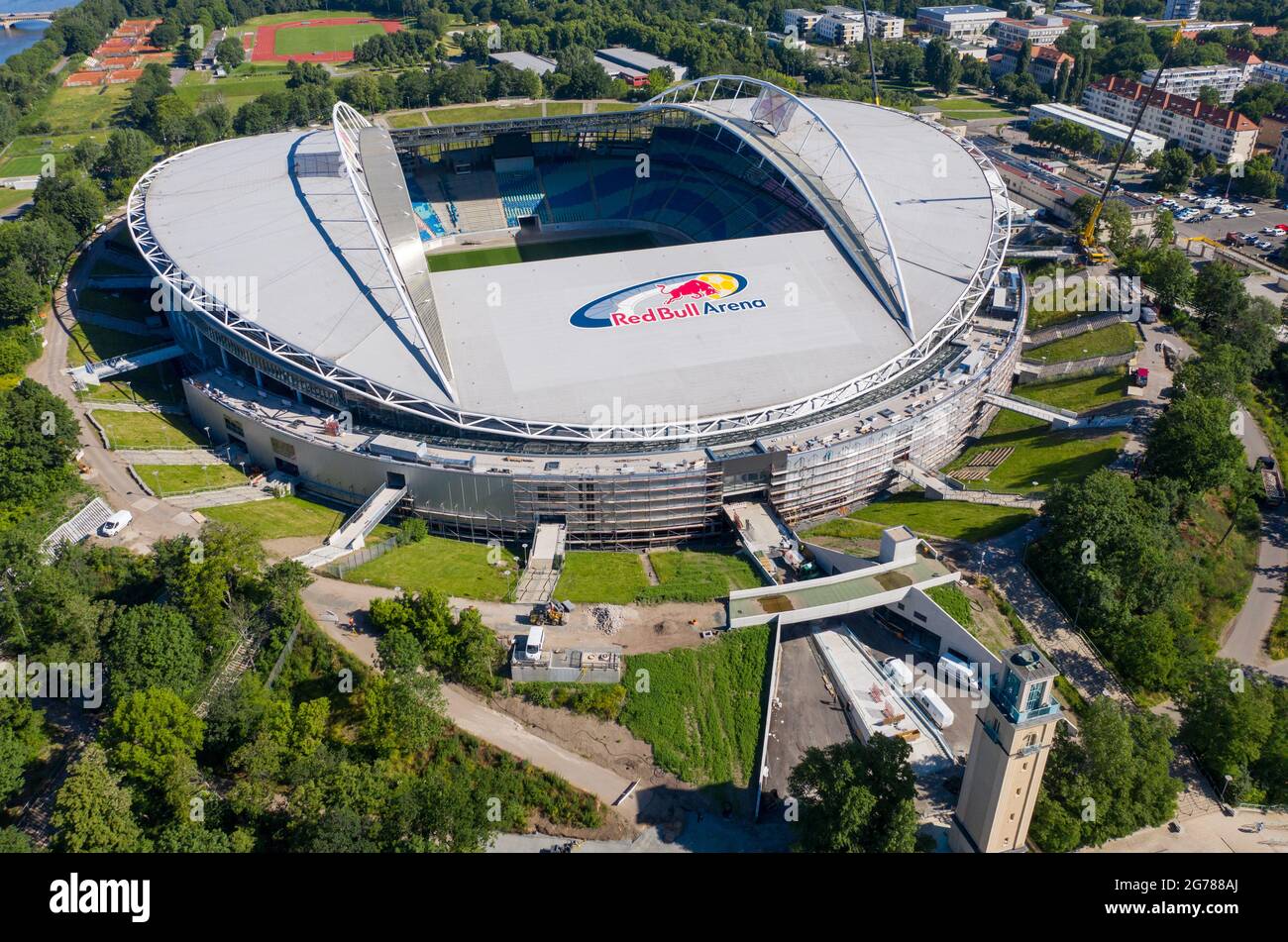 14. Juni 2021, Sachsen, Leipzig: Zwei Krane stehen in der Red Bull ...