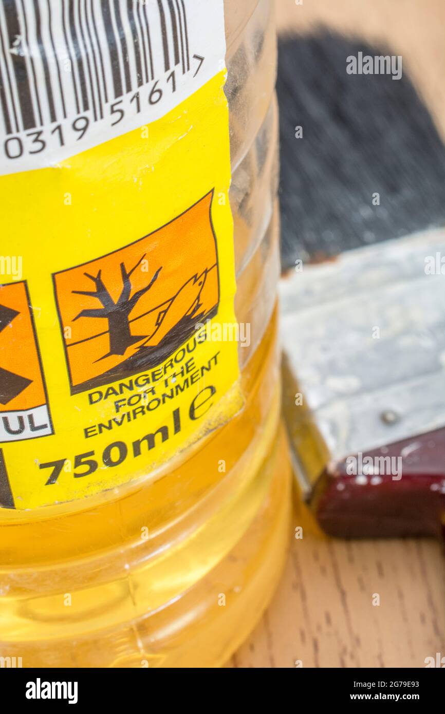 Spiritusflasche und pinsel -Fotos und -Bildmaterial in hoher Auflösung ...