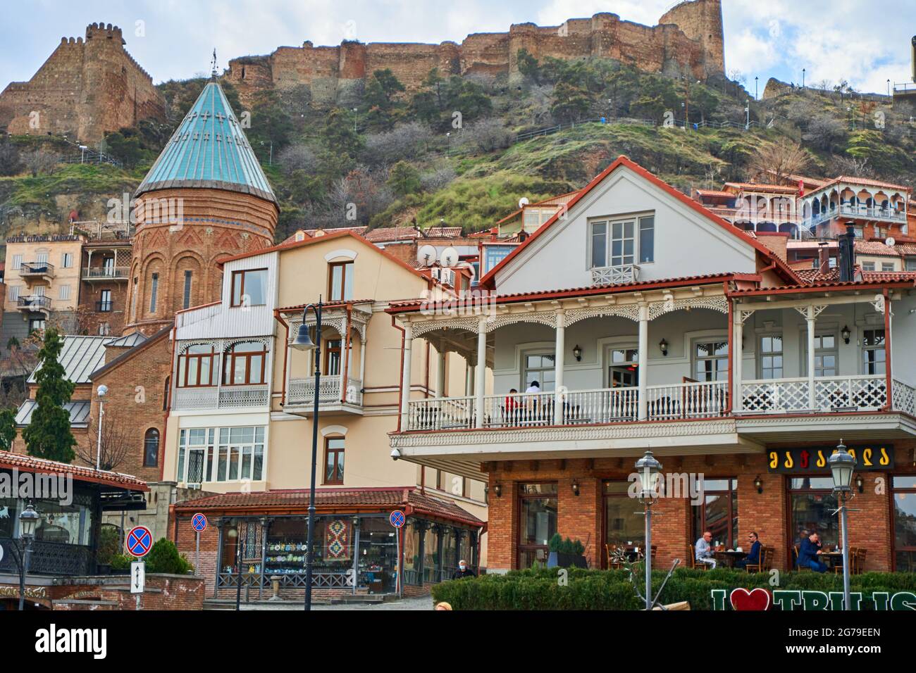 Stadtbild der Altstadt von Tiflis. Balkon eines alten Gebäudes. Seele ...