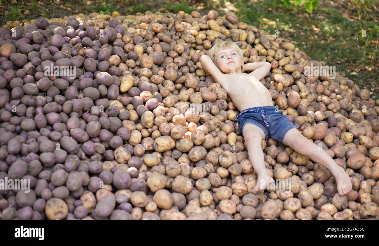 Barfuß junge bauernhof -Fotos und -Bildmaterial in hoher Auflösung – Alamy