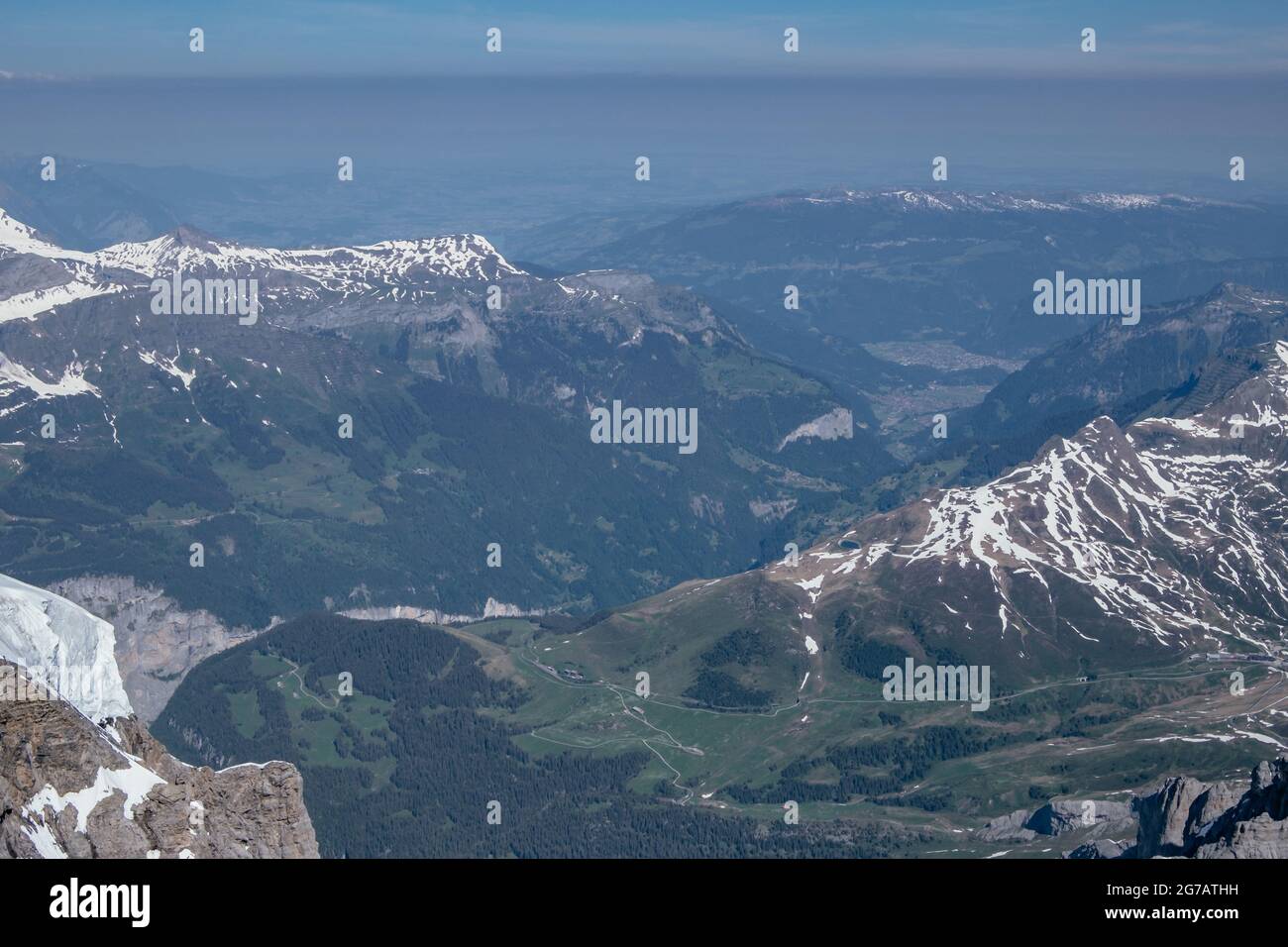 Schneebedeckter Berg und Tal - Blick vom Jungfraujoch Sphinx Observatorium - Jungfrau Region ...