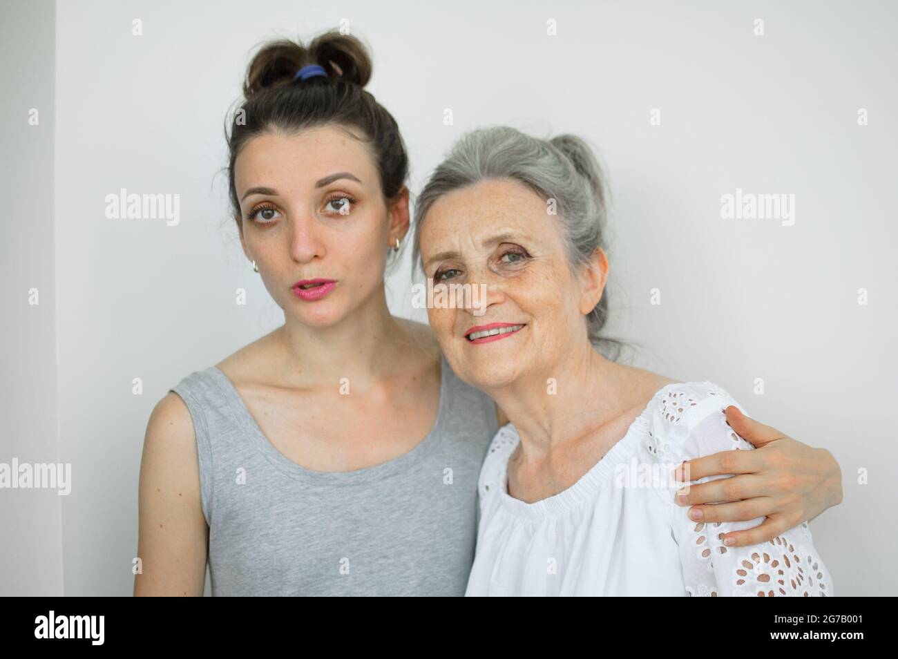 Glückliche ältere Mutter umarmt ihre Erwachsene Tochter, die Frauen ...