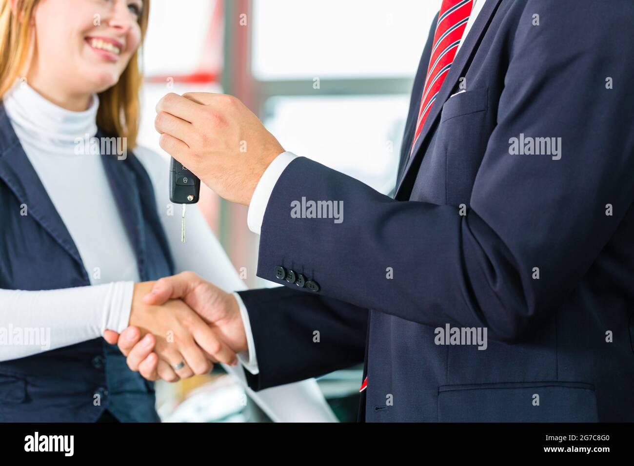 Verkäufer oder Auto-Verkäufer und Kunde im Autohaus, sie Hände ...