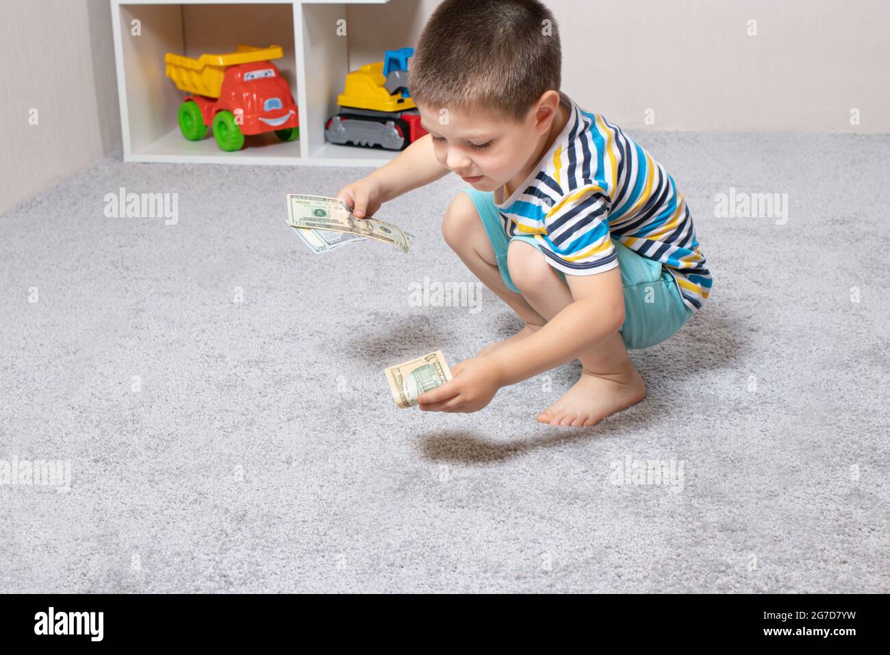 Niño aprendiendo sobre dinero -Fotos und -Bildmaterial in hoher ...