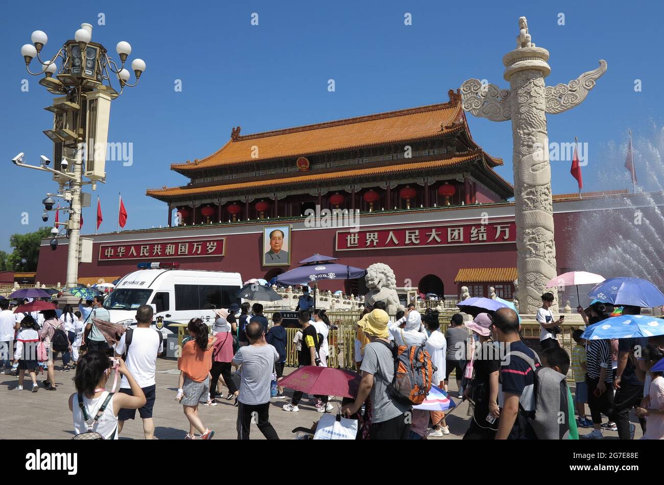 Mehrere Touristen sahen Sightseeing vor dem Tiananmen-Platz in Peking ...