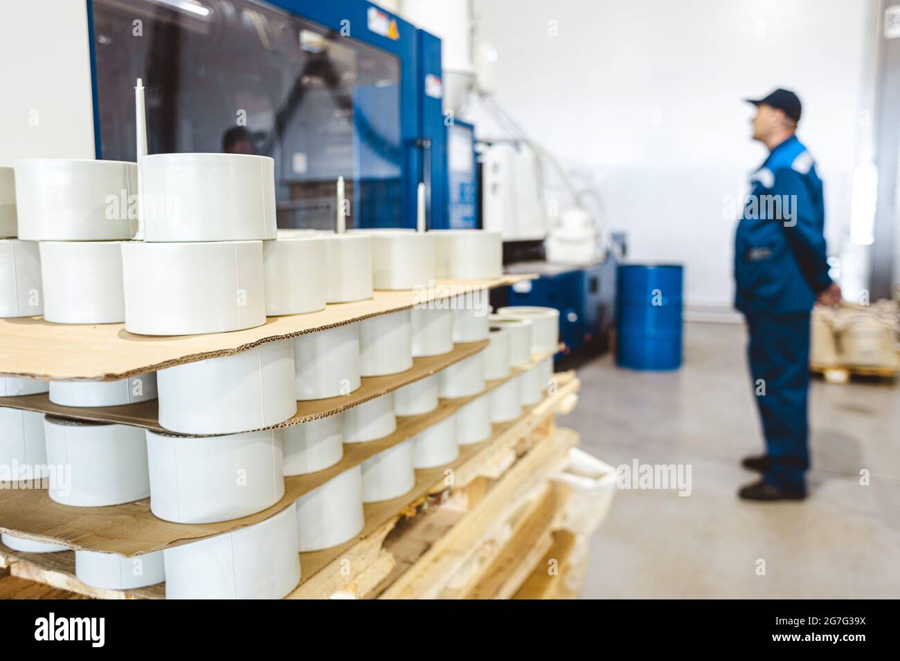 Industrielle Fertigung von Teilen und Armaturen in einer Fabrik ...