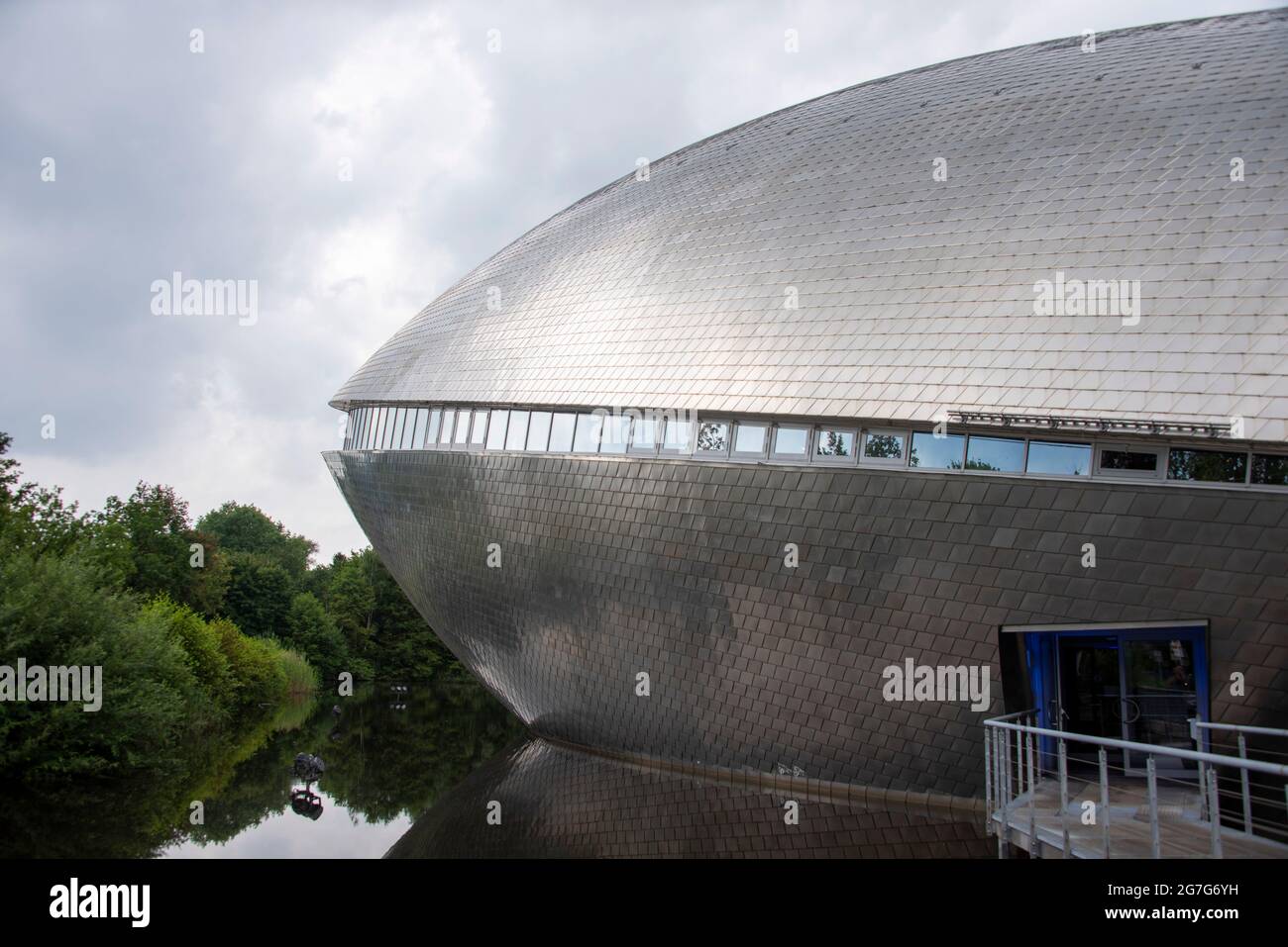 10. Juli 2021, Bremen: Das Universum Bremen Science Museum spiegelt ...