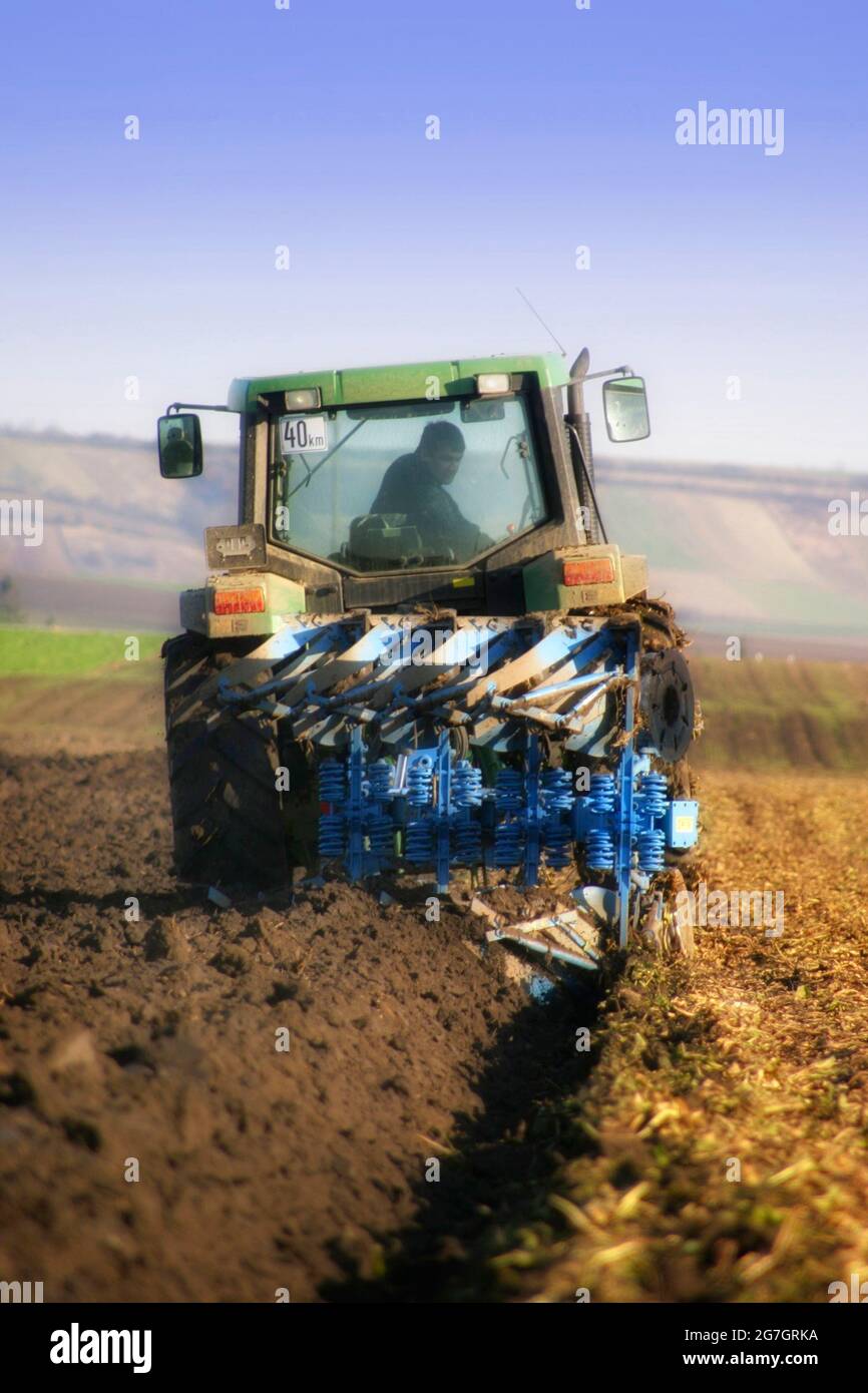 Traktor mit Pflug auf einem Feld im Herbst, Österreich Stockfotografie ...