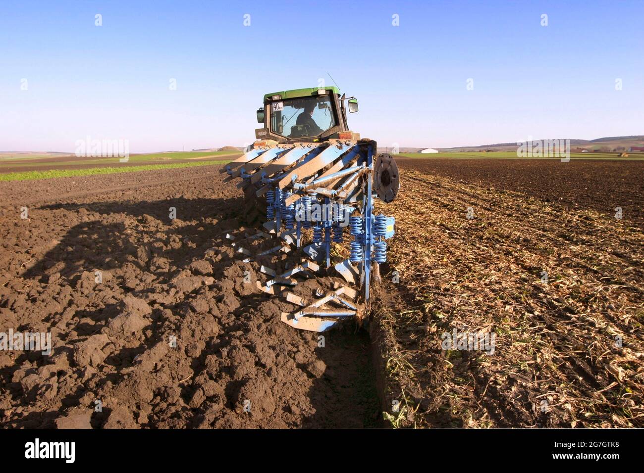 Traktor mit Pflug auf einem Feld im Herbst, Österreich Stockfotografie ...