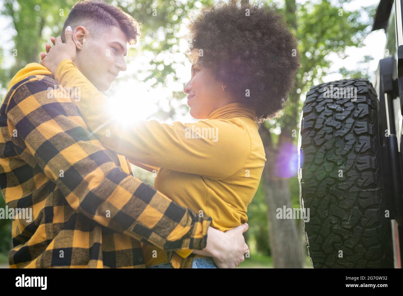 Ein niedriger Winkel von jungen multiethnischen Männern und Frauen in ...
